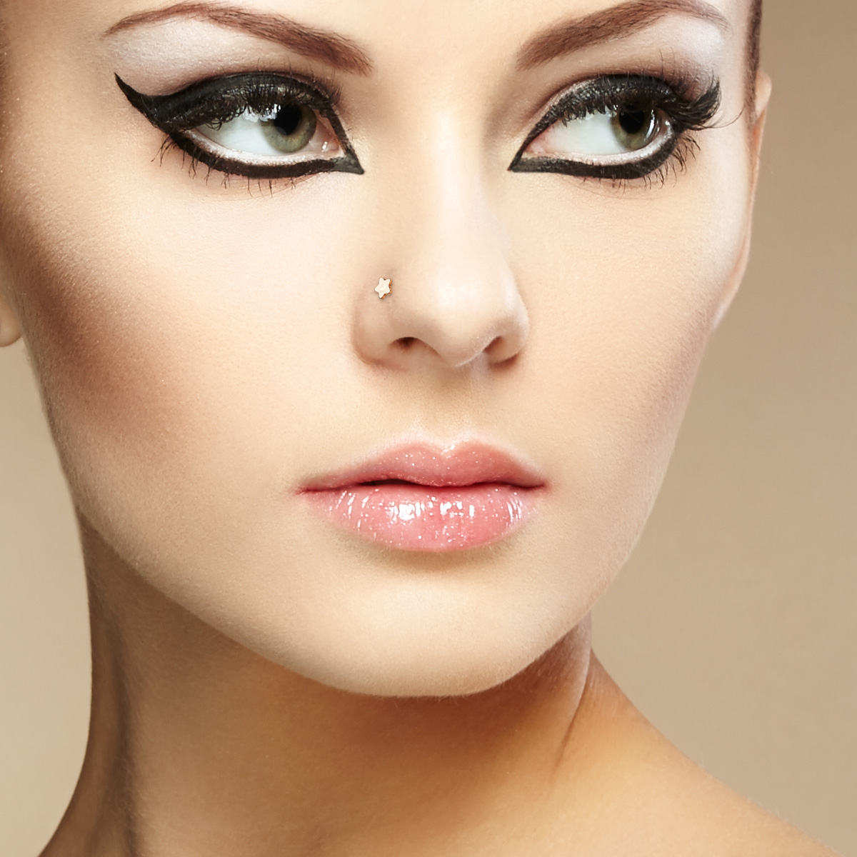 Flott nesepiercing med forskjellige motiver