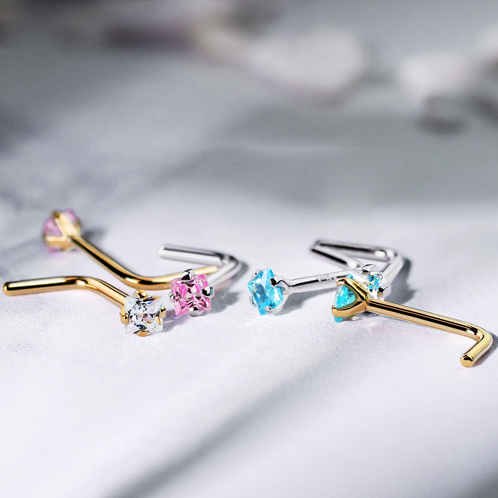 Super elegant nesepiercing av 14 karat gull med firkantet sten